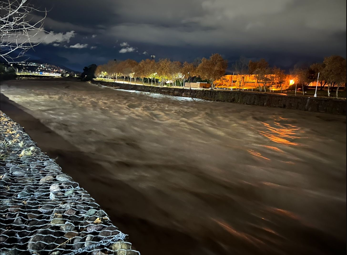 Lluvias en Santiago: Así se ve el río Mapocho tras crecida de caudal y ...